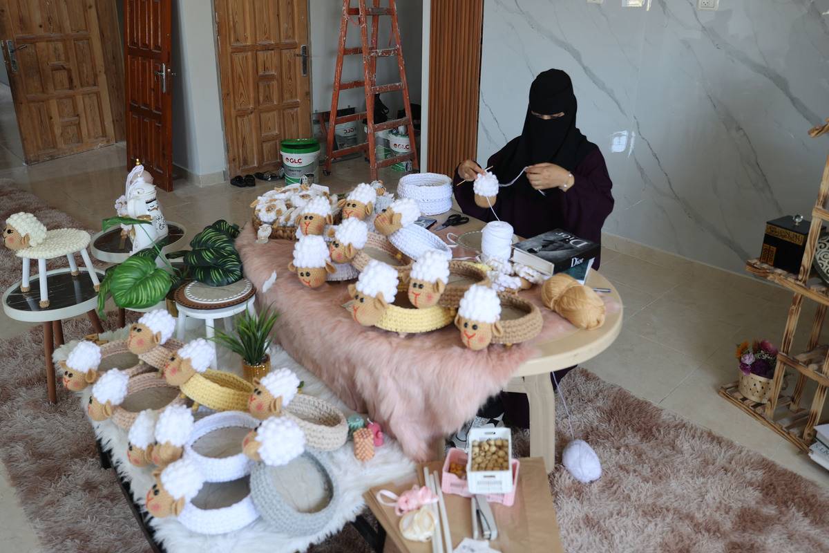 Palestinian Fatma Abu Hattap makes patterned plates in Gaza – Middle ...