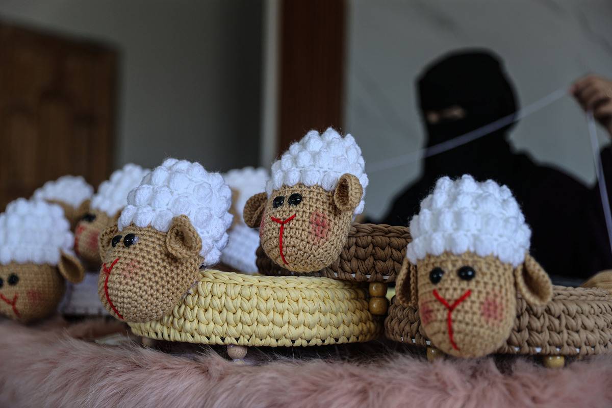 Palestinian Fatma Abu Hattap makes patterned plates in Gaza – Middle ...