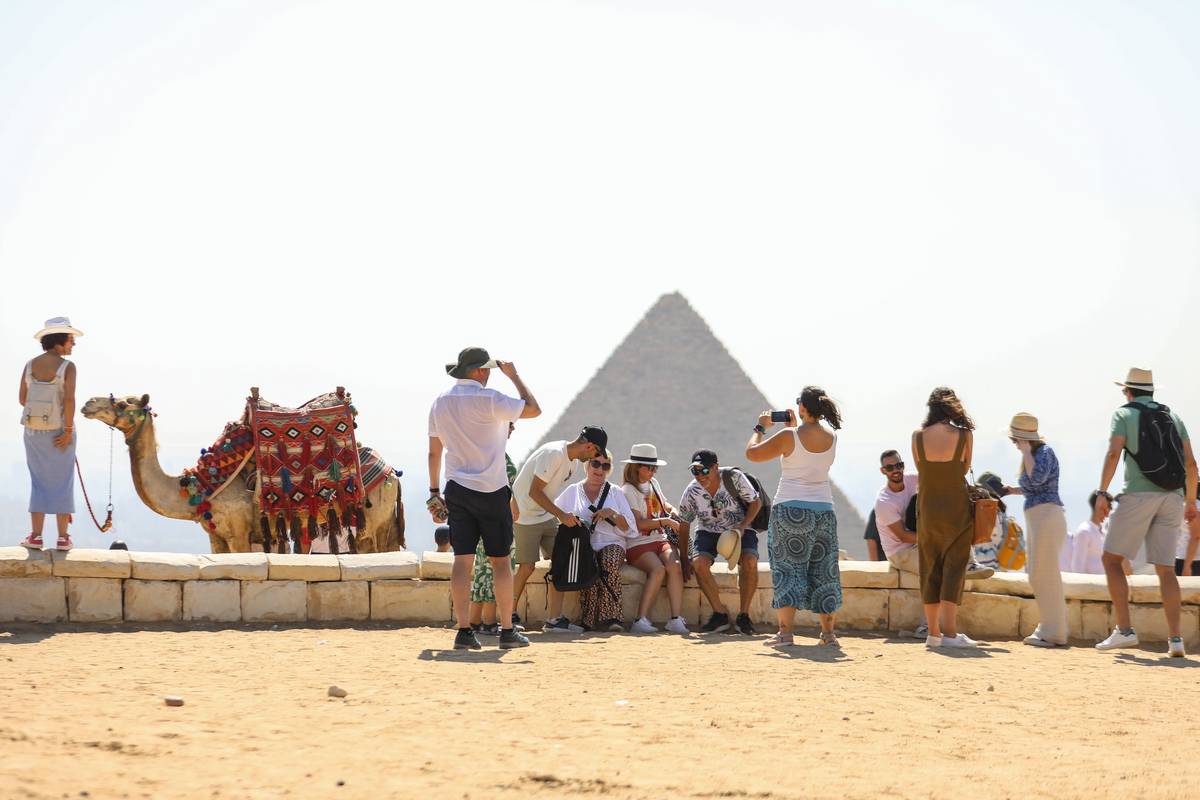 Tourists flock to the Pyramids of Giza – Middle East Monitor