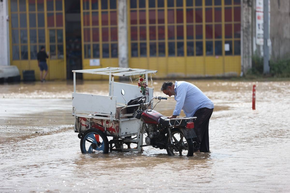 Streets flood after heavy rains in Duzce – Middle East Monitor