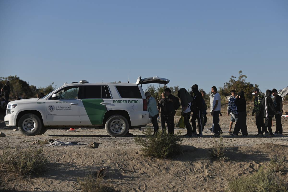 Migrants cross US-Mexico border in California desert – Middle East Monitor