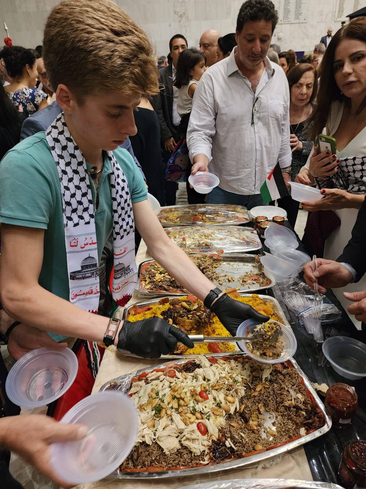 FOTO-COMIDA-TÍPICA-PALESTINA-SENDO-SERVIDA – Middle East Monitor