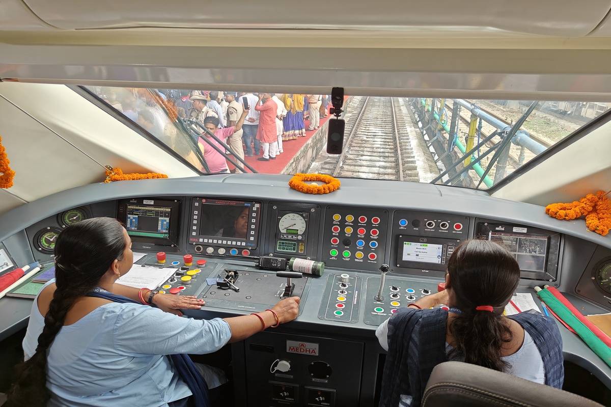 Female train drivers control Vande Bharat train in Bihar – Middle East ...