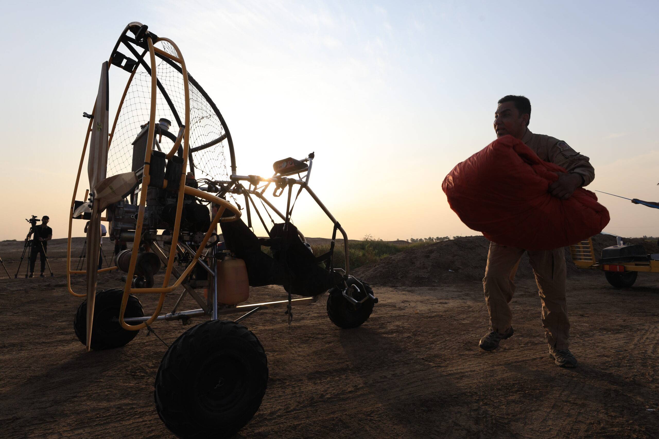 Iraqi pilot flies through the skies of Baghdad to support Palestinians ...
