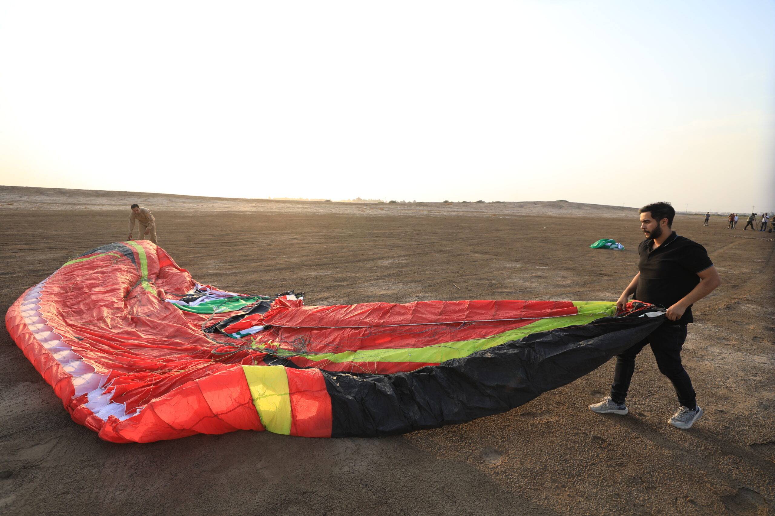 Iraqi pilot flies through the skies of Baghdad to support Palestinians ...