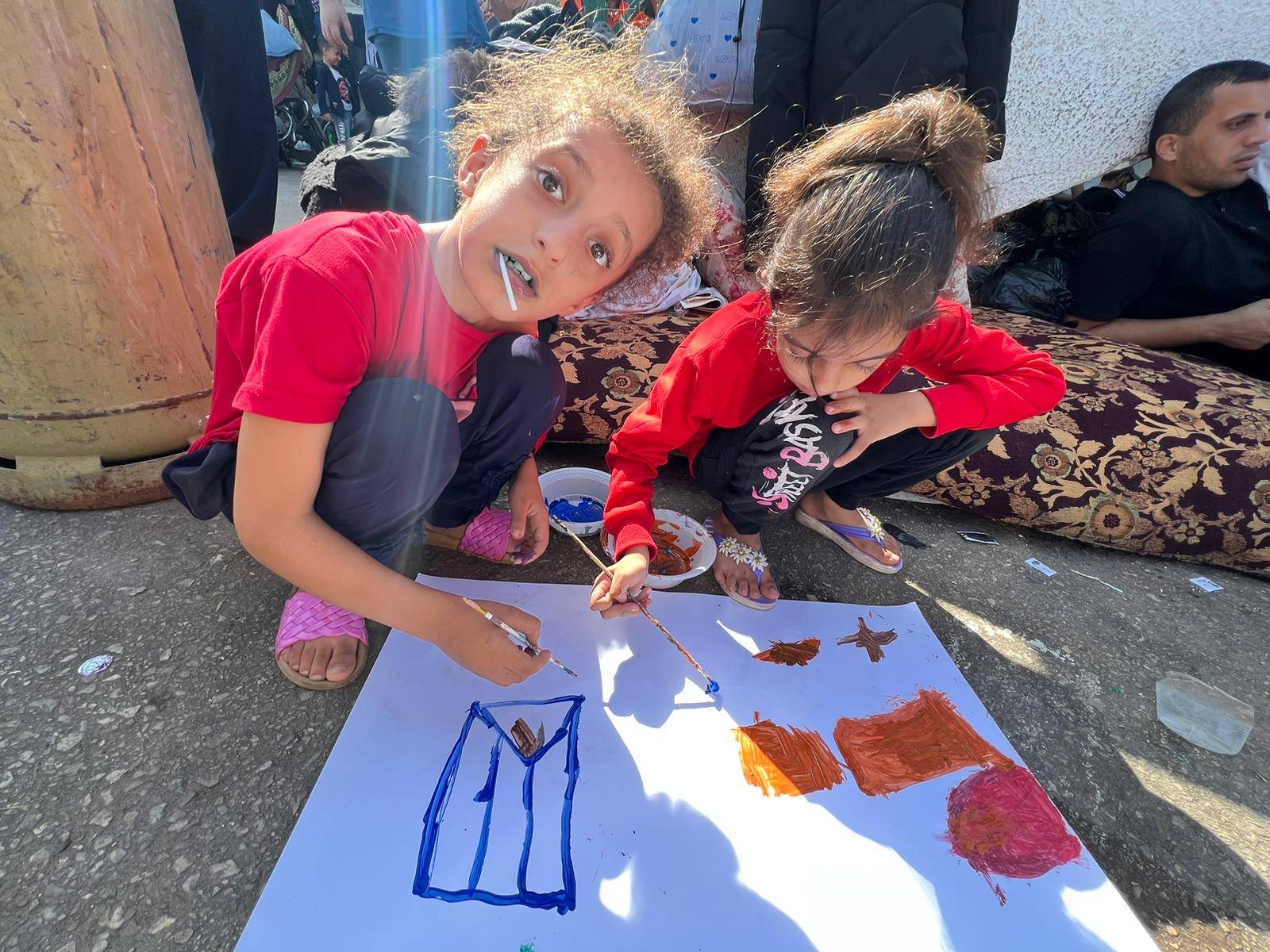Displaced children taking refuge at Al-Shifa Hospital in Gaza City ...