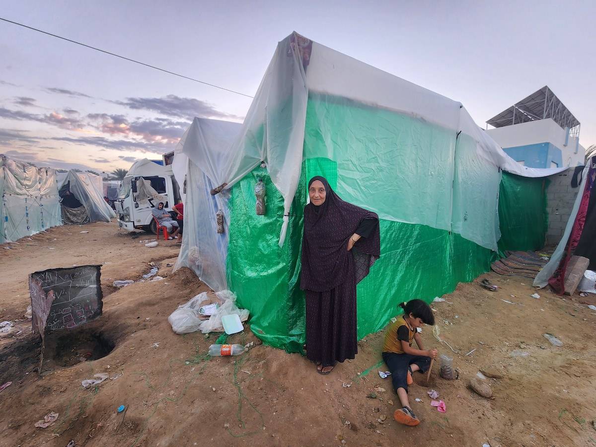 Palestinians taking shelter in Al-Aqsa Martyrs Hospital live under ...