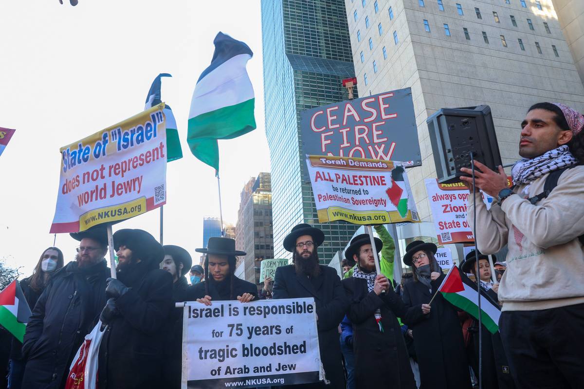 Pro-Palestinian Americans in New York City amass in front of the UN ...
