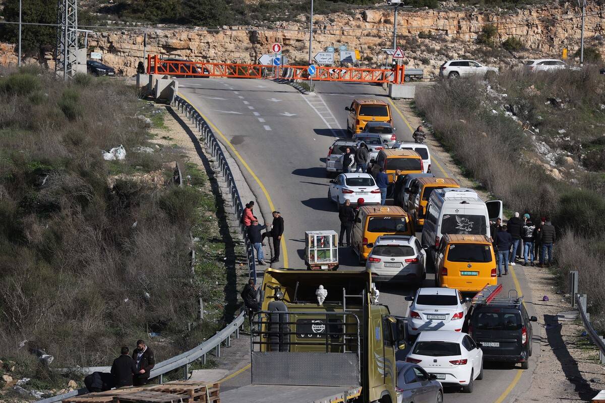 Israeli army close entrances and exits at Attara checkpoint in Ramallah ...