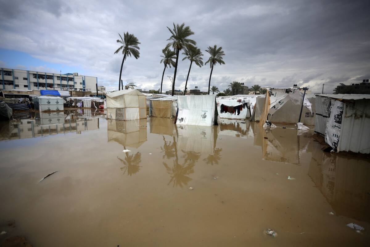 Palestinians sheltering in makeshift tents struggle with flooding in ...