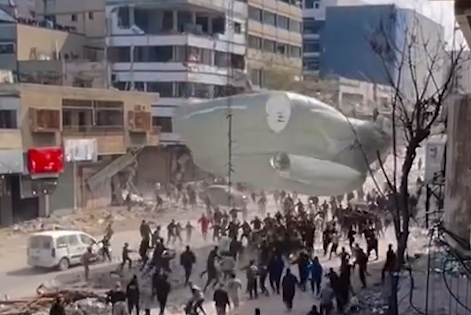 Hundreds run for airdropped aid in northern Gaza – Middle East Monitor