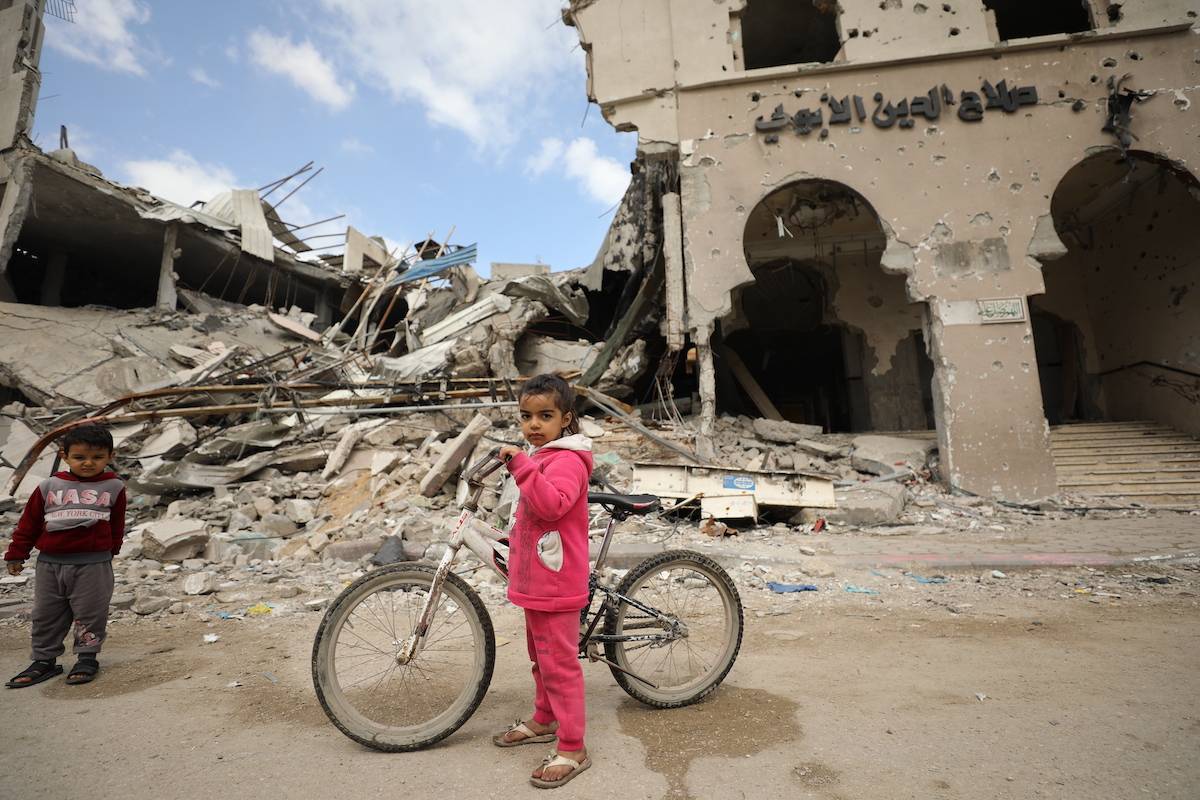 Israeli attacks turned al-Zaytoun neighborhood into a pile of rubble ...