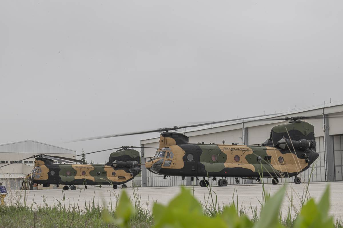 CH-47 Chinook tandem-rotor helicopter “flying fortress” of Turkish ...