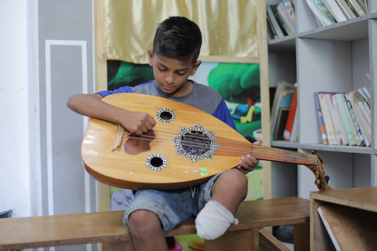 Palestinian woman teaches violin and oud to children in shelters ...