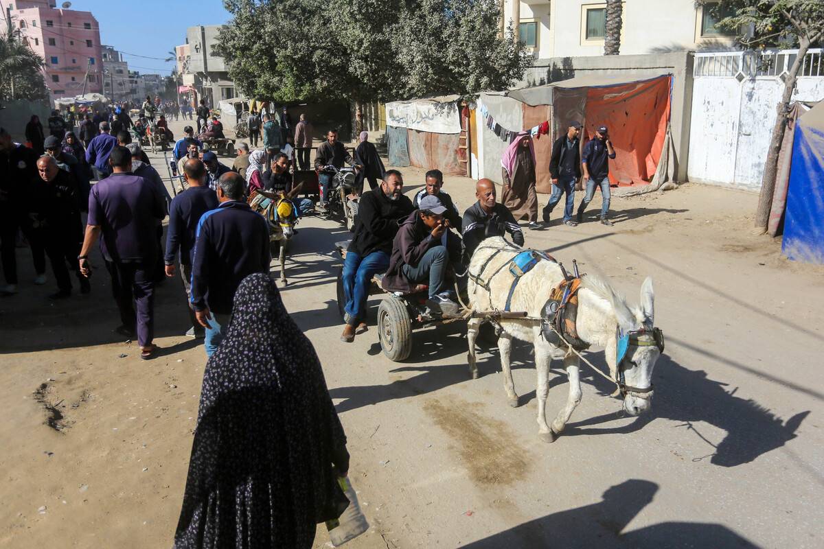 Palestinians travel with horse and donkey carts due to the prevented ...