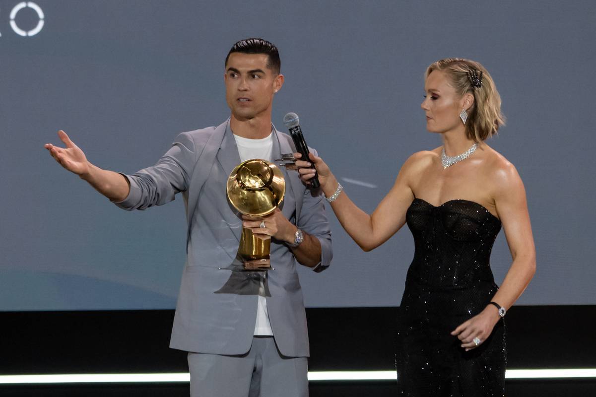 Cristiano Ronaldo Attends Globe Soccer Dubai Awards Middle East Monitor
