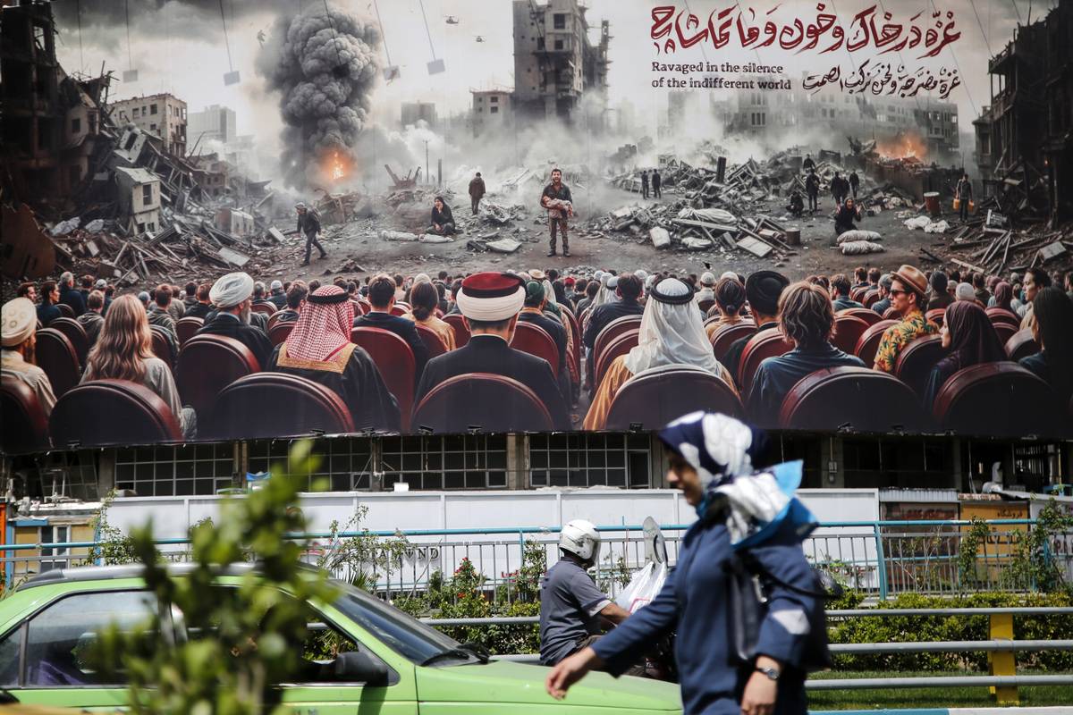 Giant banner in support of Gaza hung in Tehran – Middle East Monitor