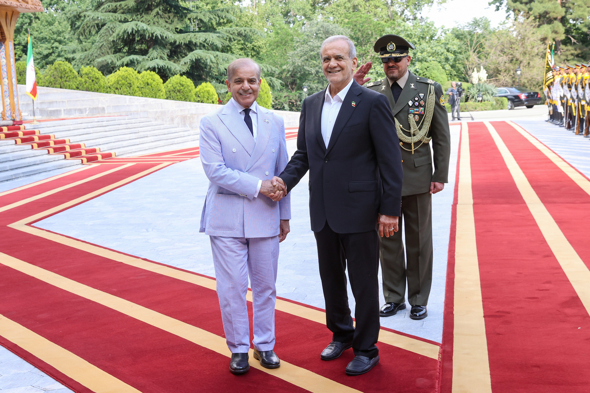Pakistani Prime Minister Shehbaz Sharif in Tehran – Middle East Monitor