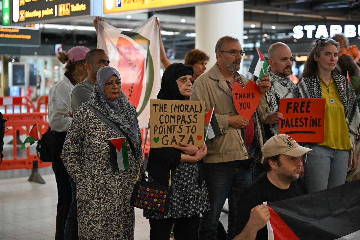 Dutch Captain of Gaza Aid Ship ‘Madleen’ arrives home at Schiphol ...
