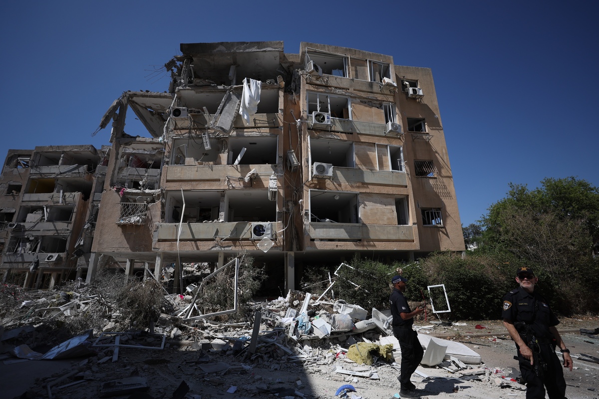 Iranian missile strikes hit Holon – Middle East Monitor