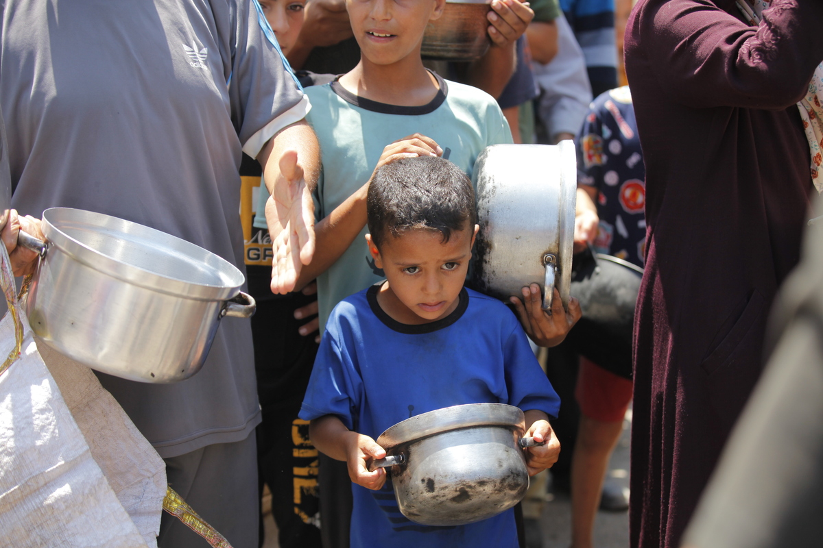 Food distributed to Palestinians struggling with hunger in Gaza ...