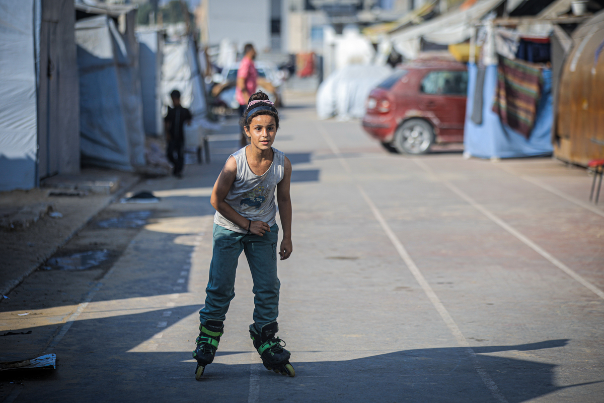 Displaced Palestinian children struggle to survive in difficult ...