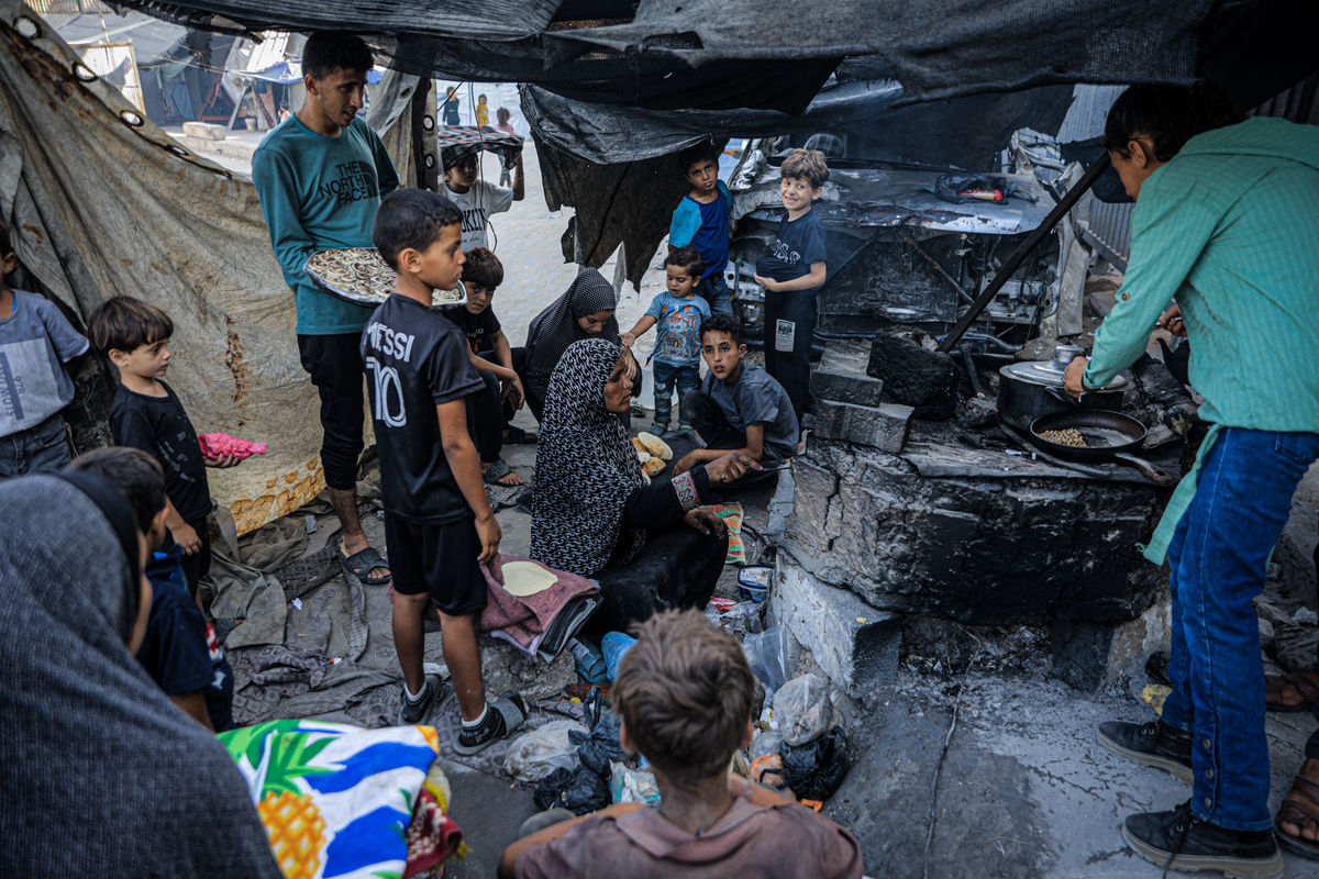 Displaced Palestinian children struggle to survive in difficult ...