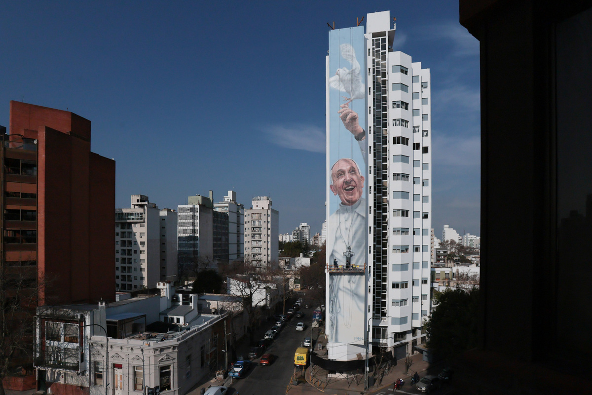 Argentinian artist Martin Ron creates the world’s largest monumental ...