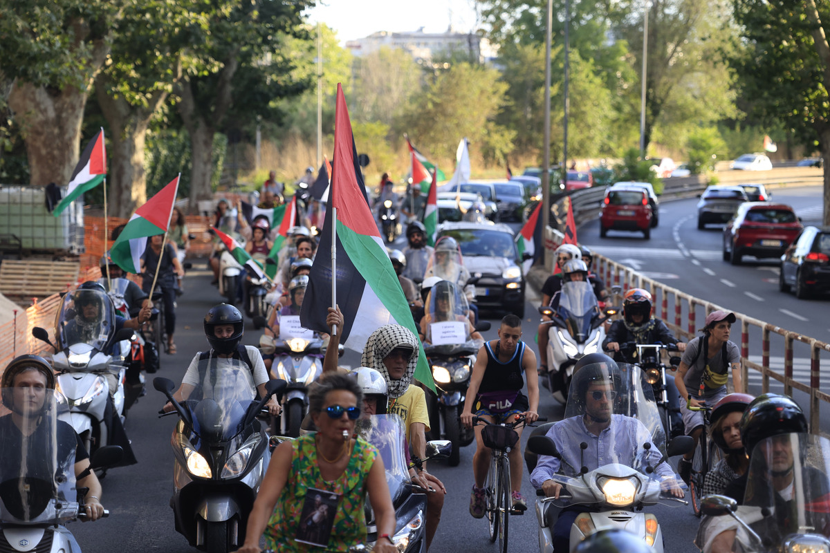 Pro-Palestinian protest convoy in Rome – Middle East Monitor