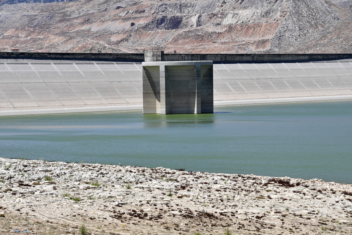 Drought Alert in Lebanon: Qaraoun Lake water level at historic low ...