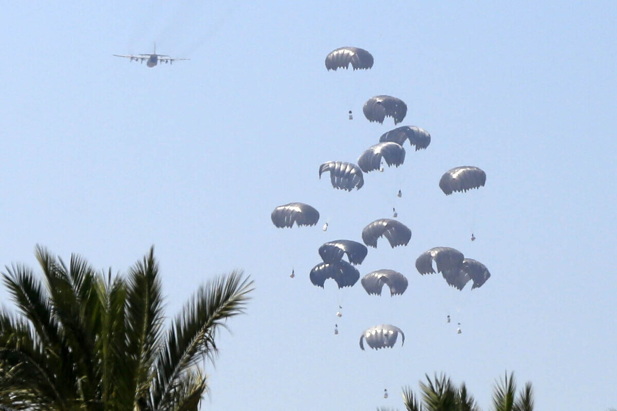 Humanitarian aid dropped by parachute into Gaza under Israeli attack ...