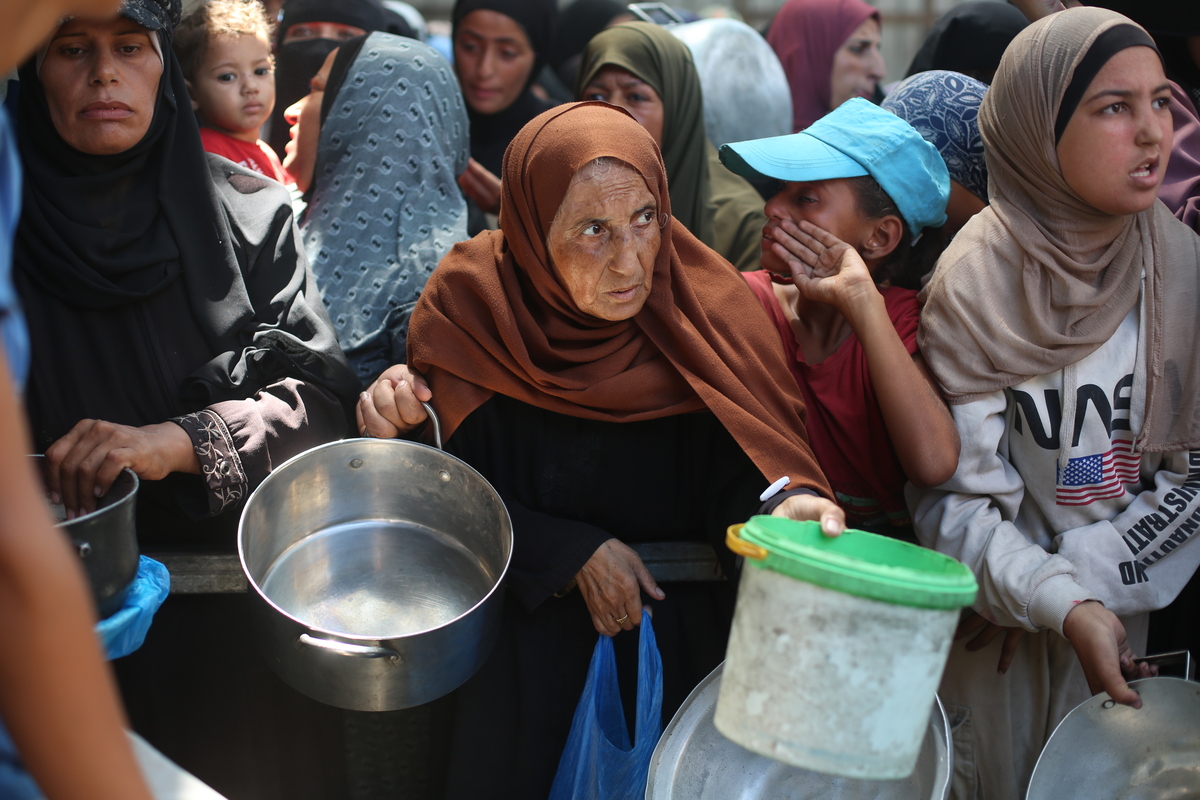 Food distributed to Palestinians struggling with hunger in Gaza ...