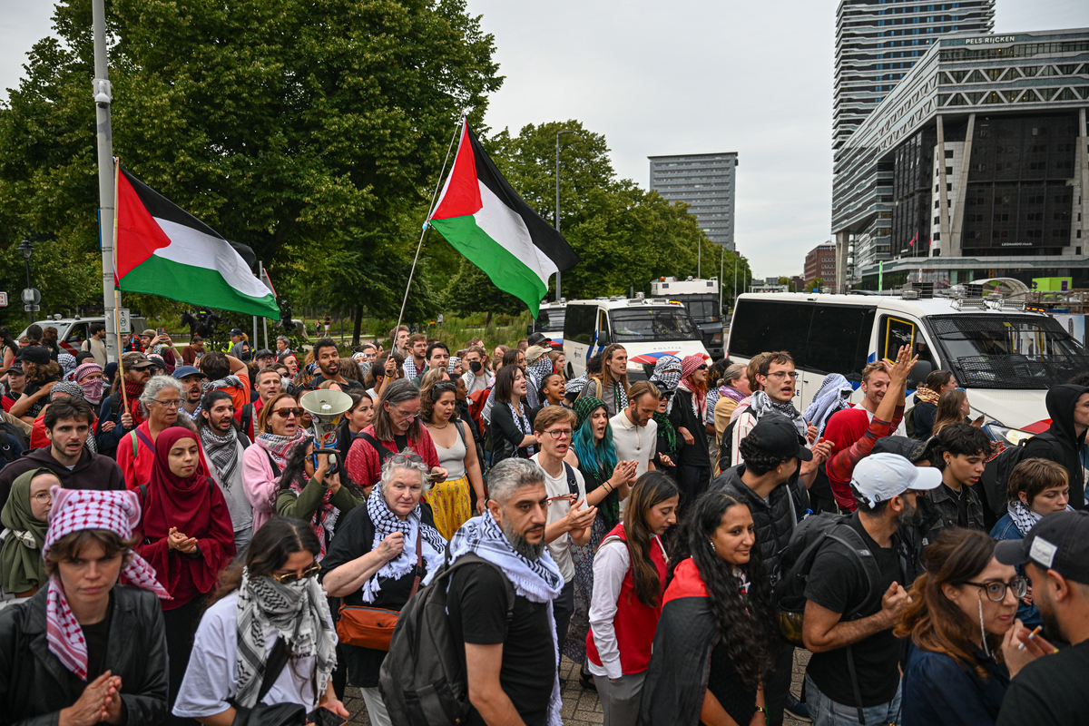 Clashes and arrests outside Dutch Parliament during Gaza solidarity ...