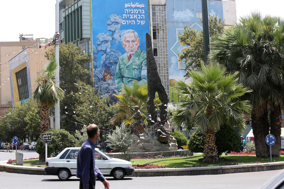 Giant banner protesting Israeli PM Benjamin Netanyahu in Tehran ...