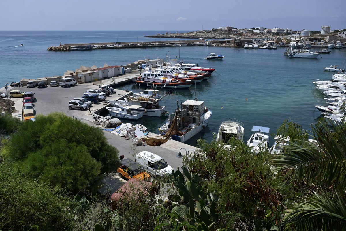 At least 27 dead, dozens missing after migrant boats capsize off Italy ...