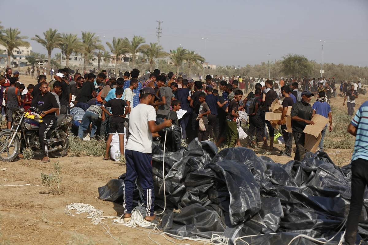 Humanitarian aid dropped by parachute into Gaza – Middle East Monitor