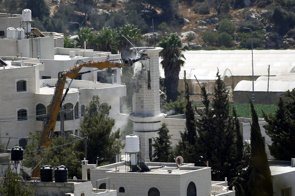 Israeli forces demolish Mosque Minaret in West Bank – Middle East Monitor