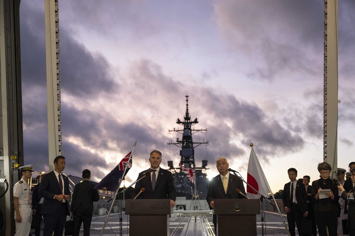 Japanese and Australian Defence Ministers meet aboard JS Mikuma in ...