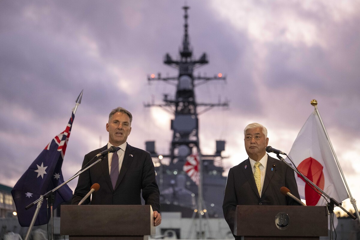 Japanese and Australian Defence Ministers meet aboard JS Mikuma in ...