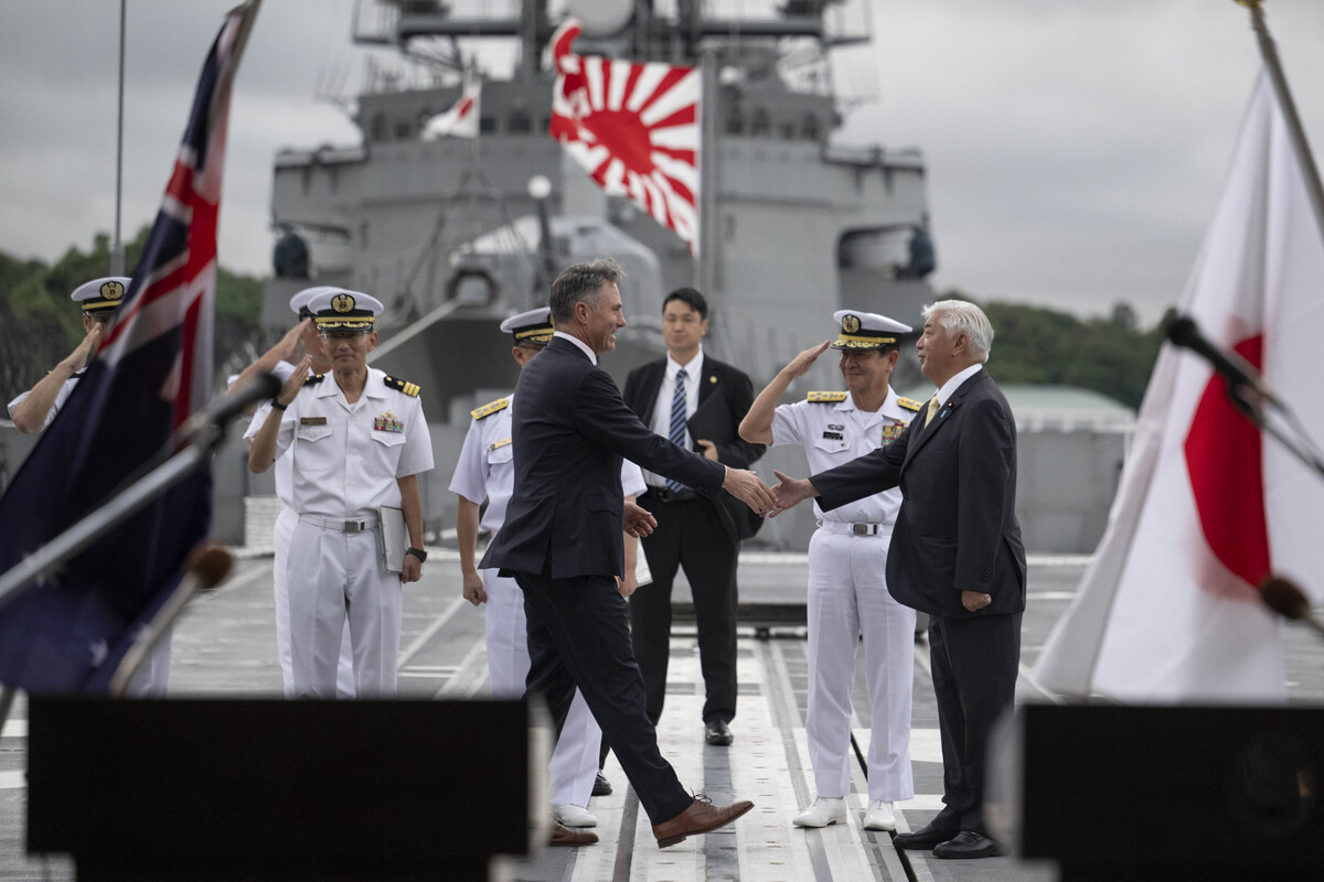 Japanese and Australian Defence Ministers meet aboard JS Mikuma in ...