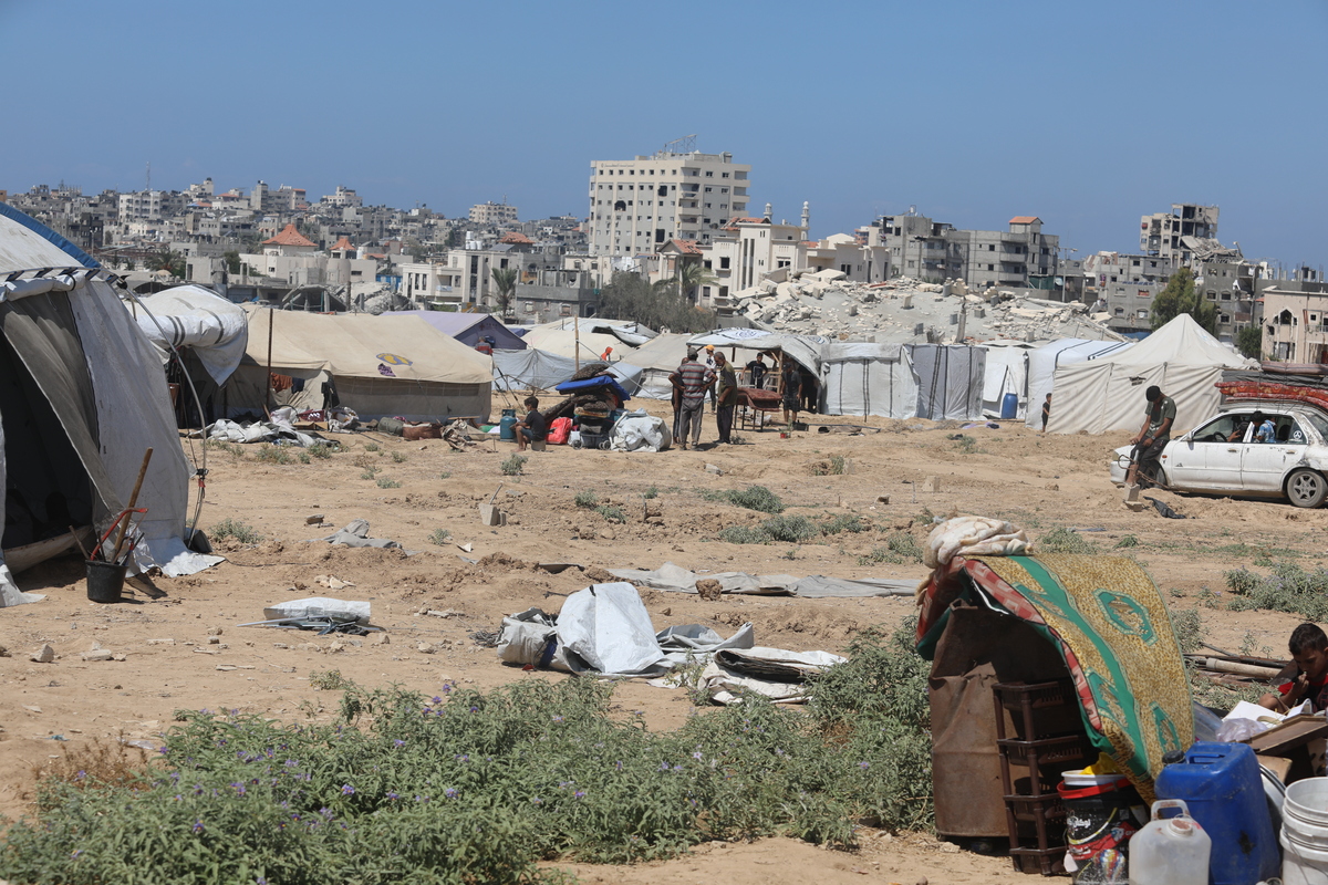 Displaced civilians set up tents in al-Bureij refugee camp, Gaza ...