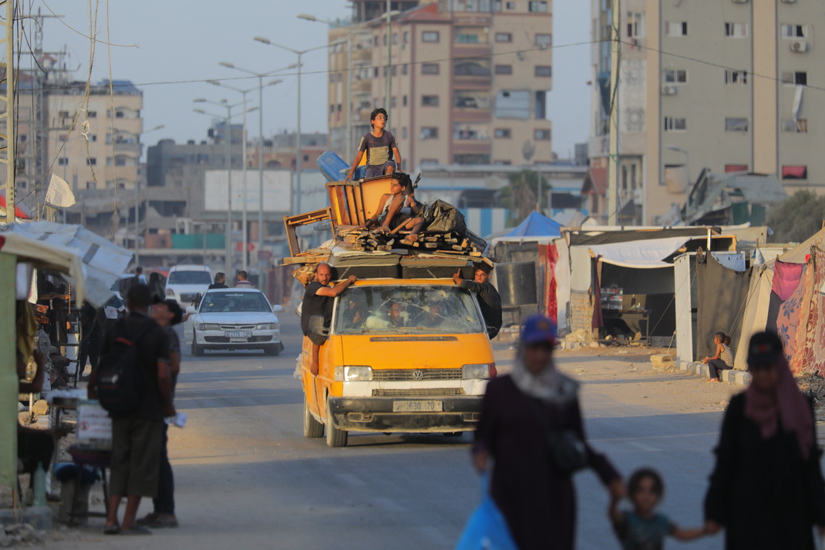 Displaced civilians set up tents in al-Bureij refugee camp, Gaza ...