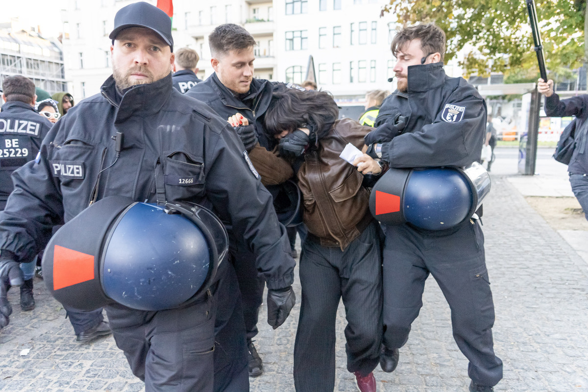 AA-20250924-39216135-39216131-DEMONSTRATOR_DETAINED_BY_GERMAN_POLICE ...