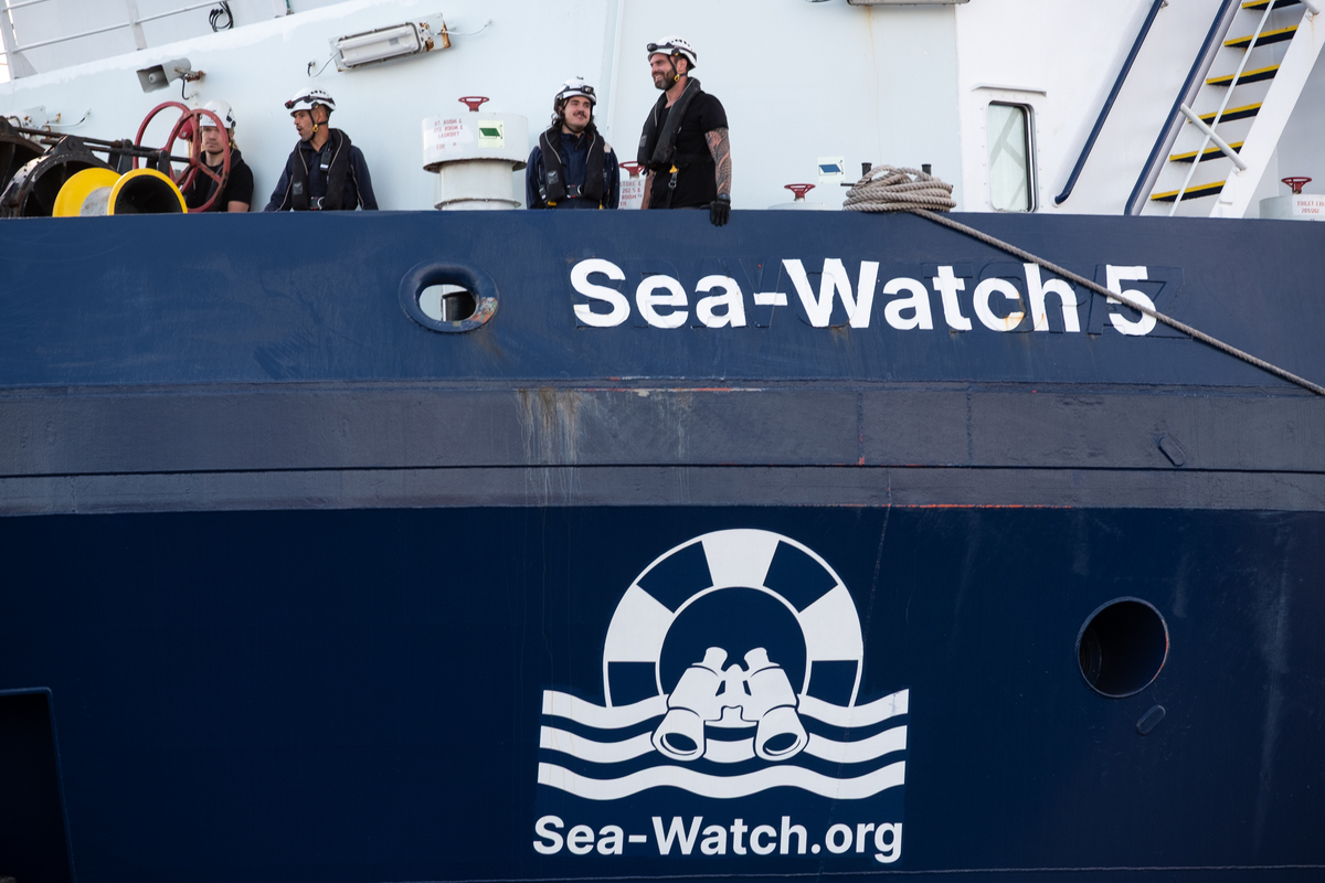 124 migrants disembark from Sea-Watch 5 in the port of Naples – Middle ...
