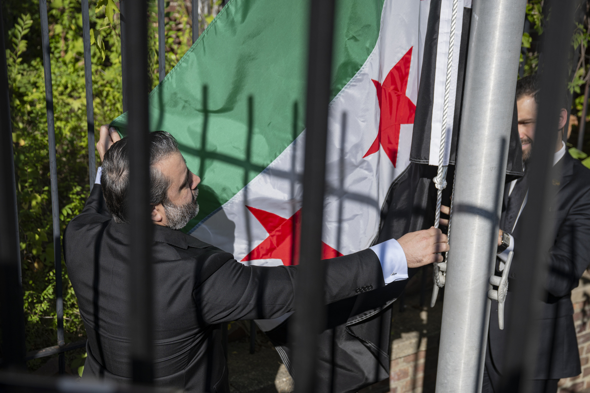 Foreign minister raises Syrian flag above Embassy in Washington for ...