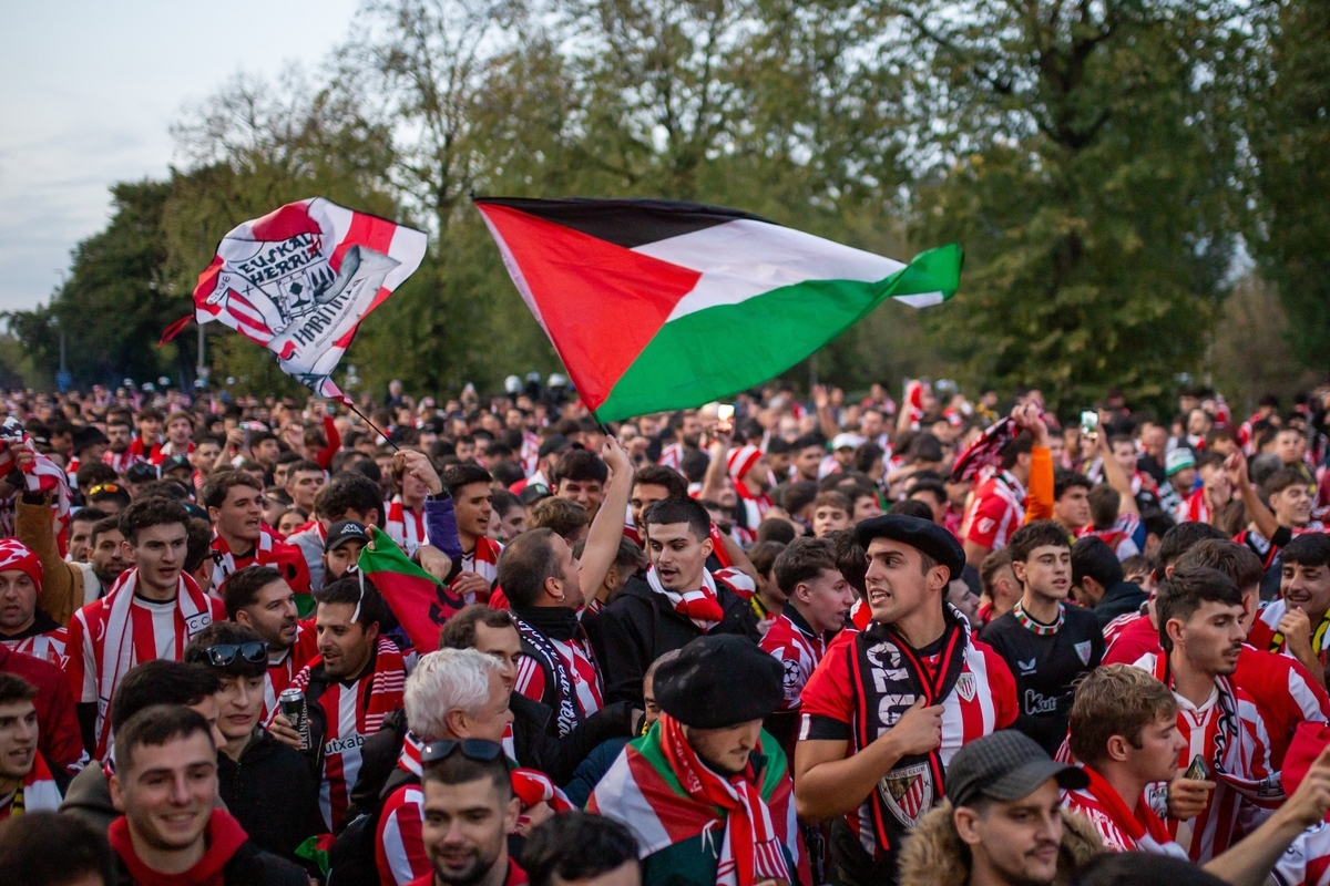 Athletic Club fans march with Palestinian flags in Dortmund – Middle ...