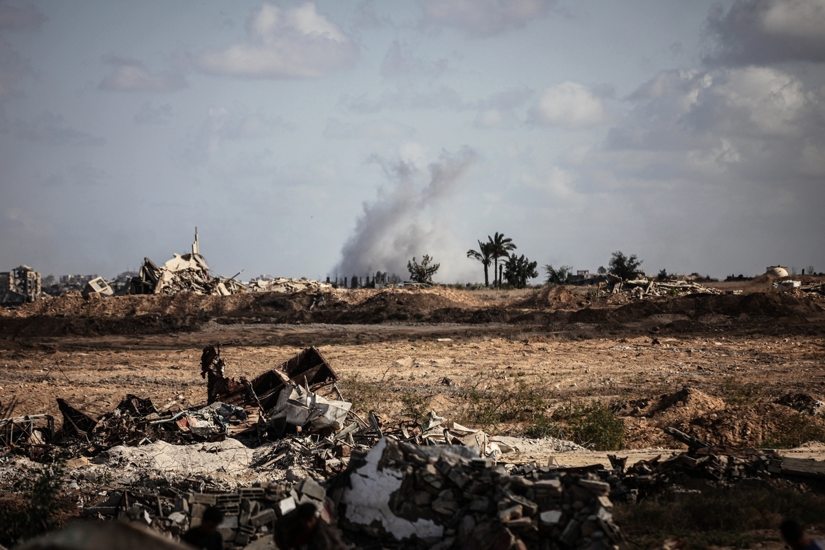 Smoke rises over Gaza as Palestinians flock to aid point – Middle East ...