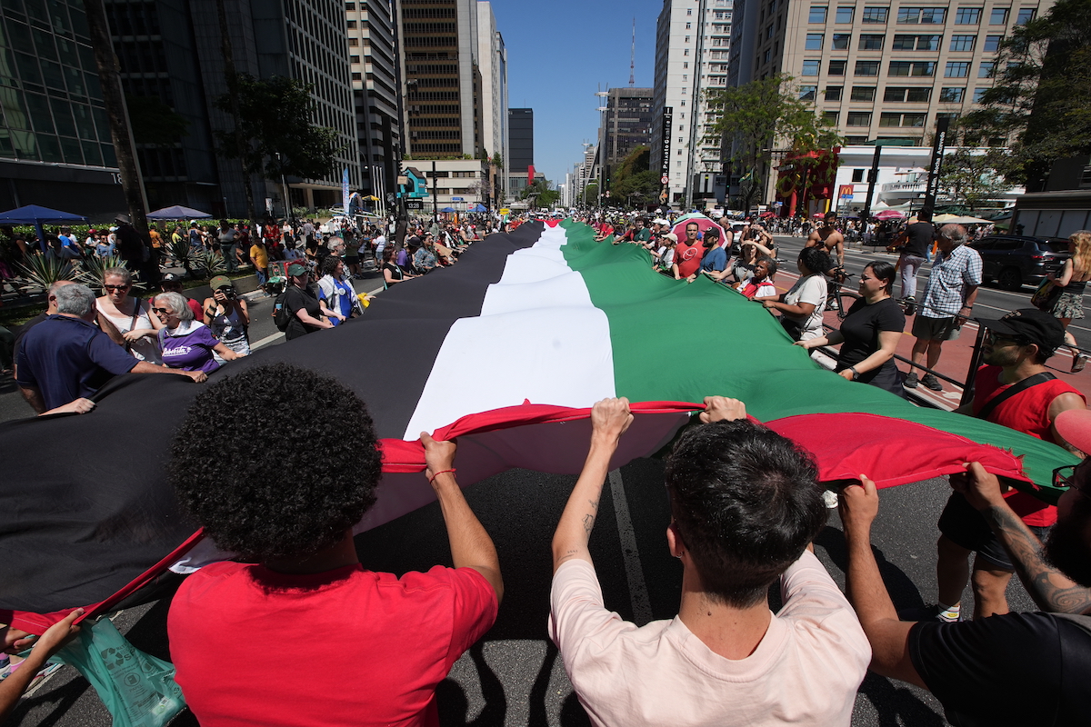 Thousands gather at MASP for the “End the Genocide in Gaza” rally ...