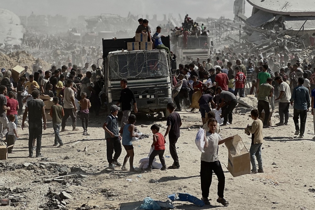 First aid trucks arrive in Gaza after the ceasefire – Middle East Monitor