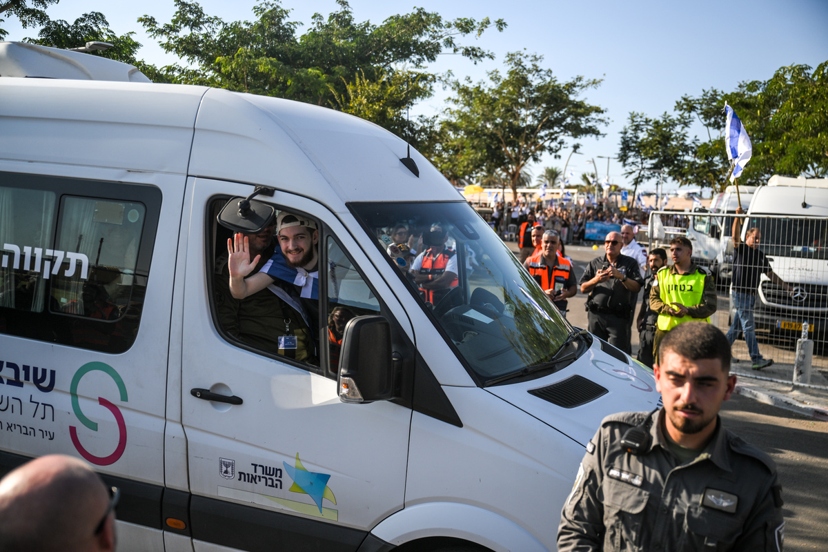 Israeli hostages released after ceasefire agreement arrive at Sheba ...